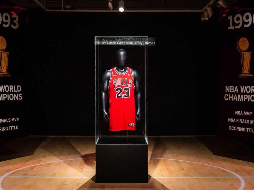 Asta record per la canotta indossata da Michael Jordan alle NBA Finals ...